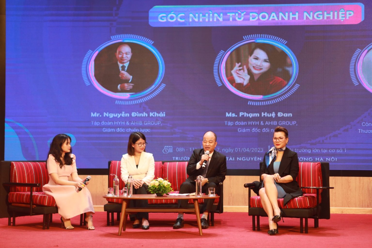Toạ đàm là gì? Quy trình tổ chức toạ đàm từ A-Z (kèm kịch bản)