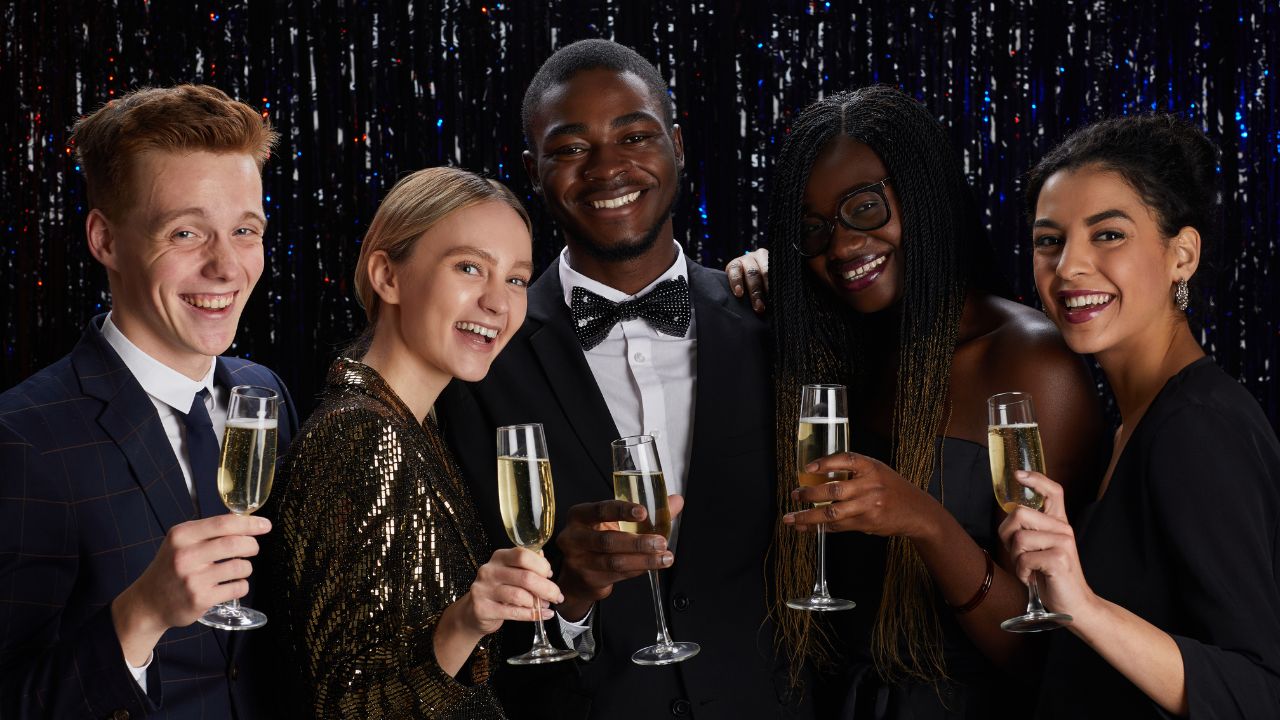 Prom là gì? Gợi ý những trang phục phù hợp khi tham dự Prom night