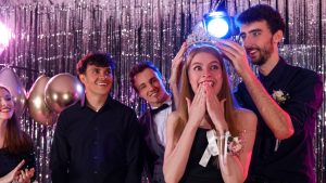 Prom là gì? Gợi ý những trang phục phù hợp khi tham dự Prom night