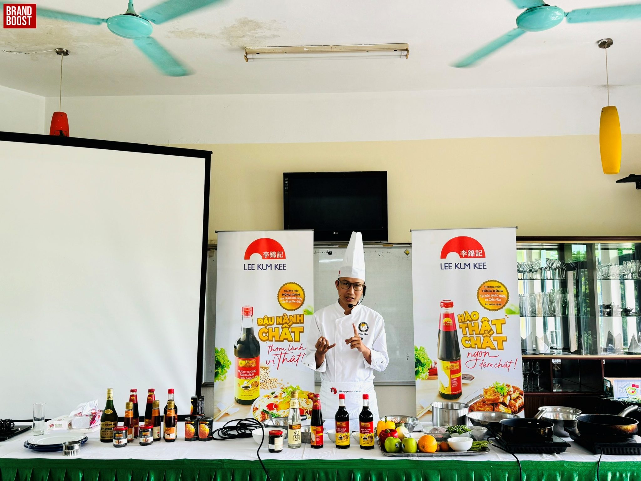 Standee là gì? Kích thước tiêu chuẩn của một standee